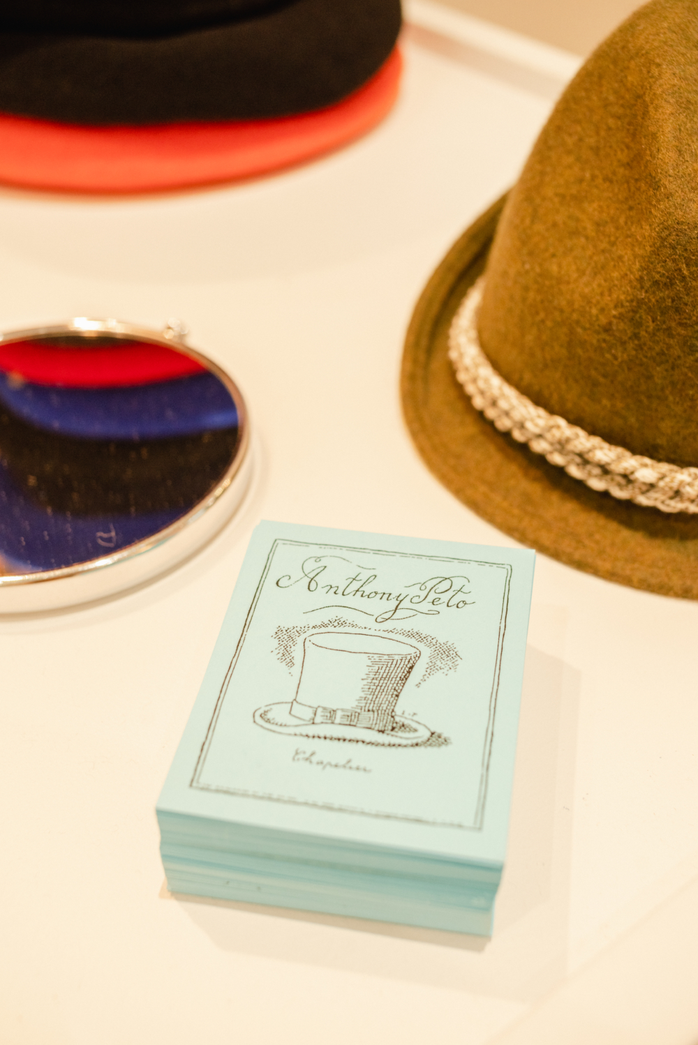 Anthony Peto e la funzione psicologica dei suoi cappelli. — Toh! Magazine