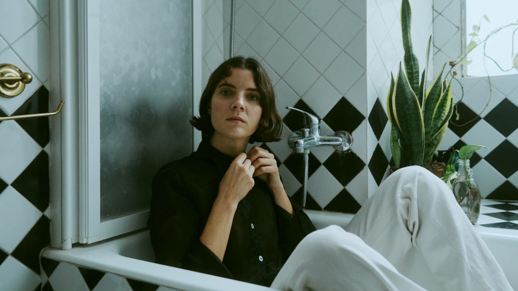 Anna Carol e la sua energia “Cinetica” — Toh! Magazine