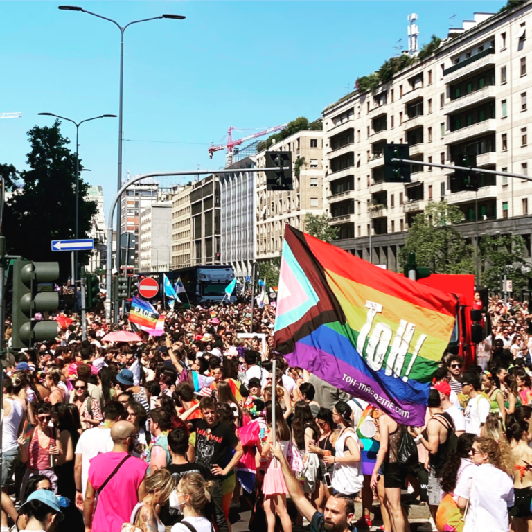 Milano Pride compie 25 anni: una città in rivolta per i diritti — Toh ...